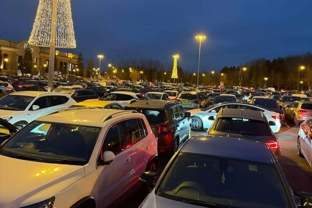 Shoppers Face Hours of Delays as Trafford Centre Car Parks Gridlock ...