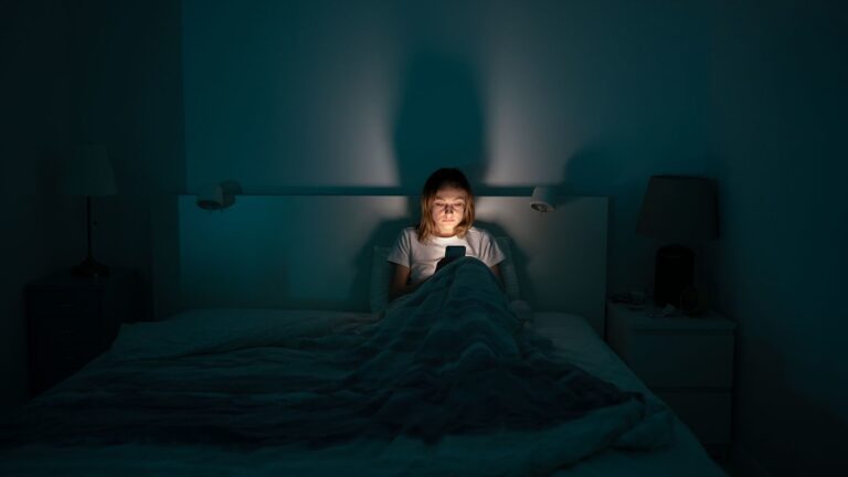 Late-Night Scrolling Reveals Personality Traits, Says Psychologist ...